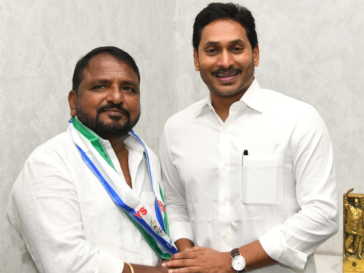 వైఎస్‌ జగన్‌ సమక్షంలో వైఎస్సార్‌సీపీలోకి మాజీ మంత్రి శైలజానాథ్‌ (ఫొటోలు) | Congress Leader ...